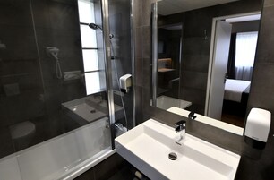 Quarto Duplo Comfort | Casa de banho | Um secador de cabelo, toalhas fornecidas 