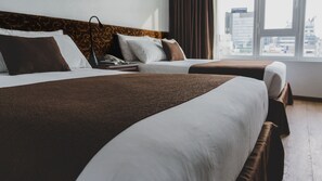 Quarto Duplo Superior, 2 camas de casal | Minibar, cofre no quarto, secretária, cortinas/cortinados opacos 