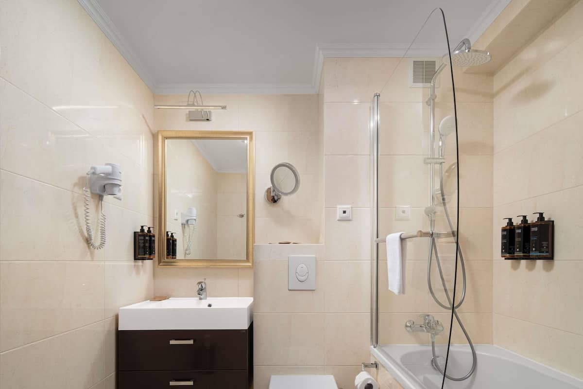 Quarto Clássico, 1 cama de casal | Minibar, cofre no quarto, quartos insonorizados, ferro/tábua de engomar