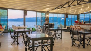 2 restaurantes, pequenos-almoços servidos, cozinha internacional