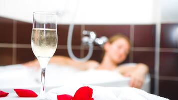 Suite Standard, 1 cama de casal e sofá-cama | Casa de banho | Artigos de higiene pessoal grátis, toalhas fornecidas