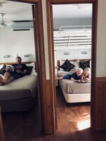 Um quarto aconchegante com cama, um espaço para leitura e uma beliche.