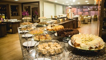 Café da manhã com buffet grátis todos os dias