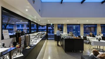 Café da manhã com buffet todos os dias (EUR 24 por pessoa)