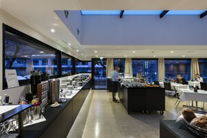 Café da manhã com buffet todos os dias mediante uma taxa