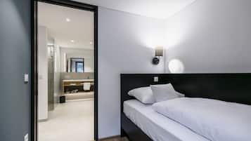 Suíte, 1 quarto | Roupas de cama antialérgicas, frigobar, cofres nos quartos, escrivaninha