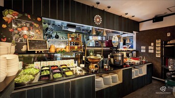 Pequeno-almoço tipo buffet diário (2200 JPY por pessoa)