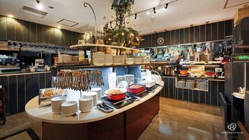 Pequeno-almoço tipo buffet diário (2200 JPY por pessoa) 