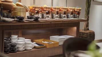 Café da manhã continental todos os dias mediante uma taxa