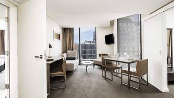 Apartamento, 2 quartos (Dual Key) | Minibar, cofre com capacidade para portátil, secretária