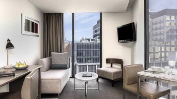 Minibar, cofre com capacidade para portátil, secretária