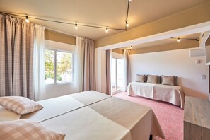 Quarto quádruplo standard, sacada (Bed & Unlimited Brunch) | Cofres nos quartos, cortinas blackout, ferros/tábuas de passar roupa