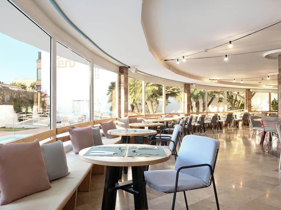 Café da manhã com buffet grátis todos os dias