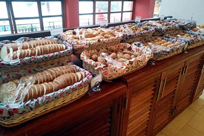 Café da manhã com buffet grátis todos os dias