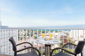 Quarto casal, sacada, vista para o mar | Frigobar, cofres nos quartos, escrivaninha, cortinas blackout