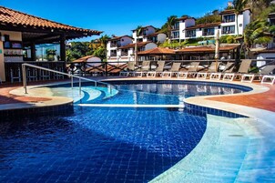 Piscina externa, guarda-sóis, espreguiçadeiras
