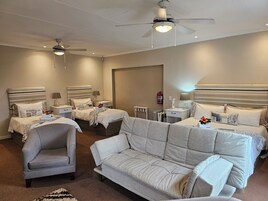 Quarto família | Escrivaninha, Wi-Fi, roupa de cama