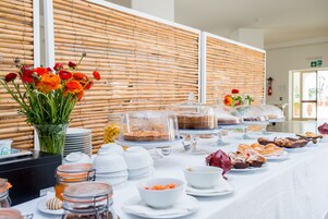 Café da manhã com buffet grátis todos os dias