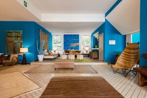 Área de estar no saguão