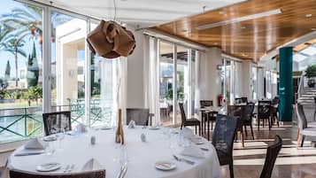 Pequenos-almoços, almoços, jantares servidos, com vista para a piscina