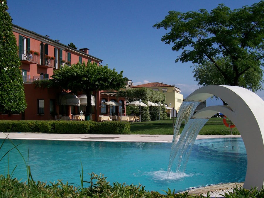 Piscina exterior, espreguiçadeiras