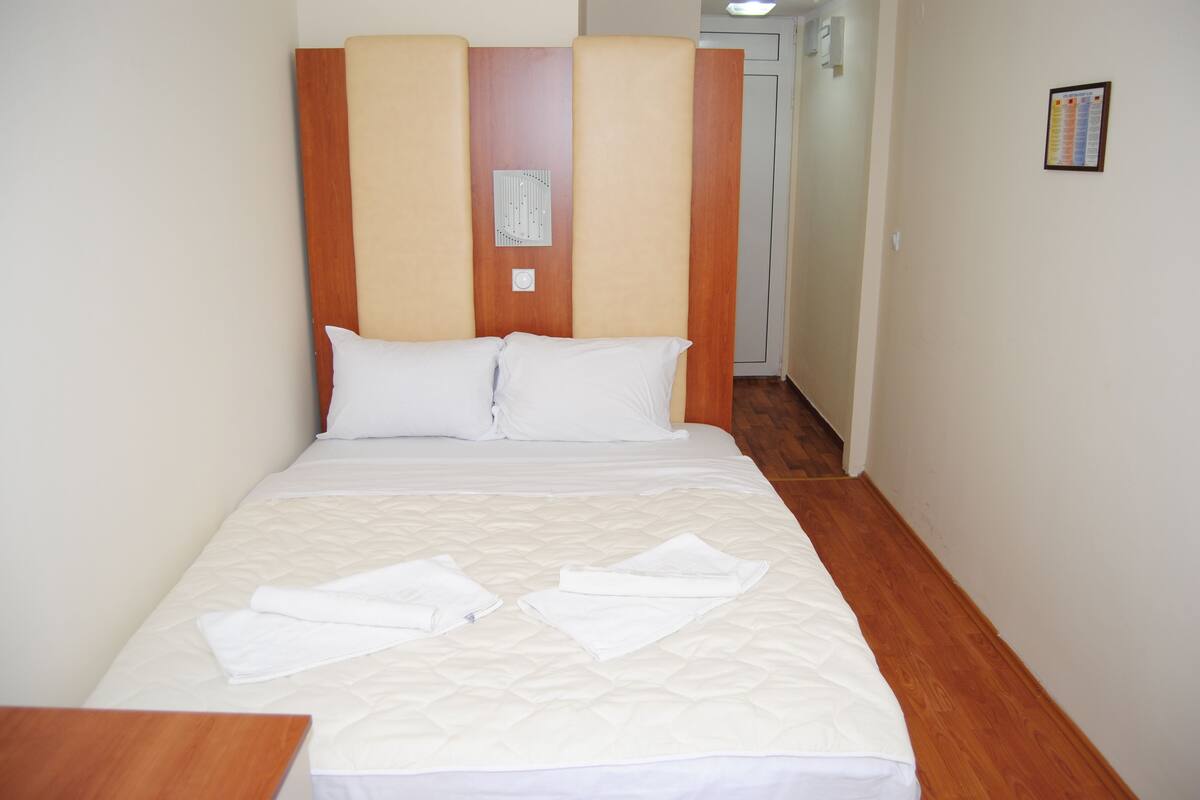 Garden view Double room | Cofre no quarto, secretária, quartos insonorizados