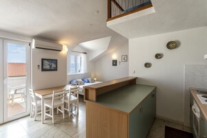 Vila superluxo, várias camas, vista para o mar | Camas com colchões pillow-top, escrivaninha, quartos à prova de som