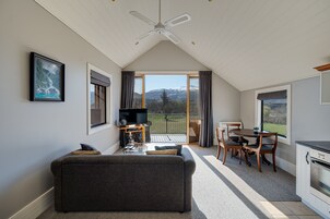 One Bedroom Apartment | Camas com colchões pillow-top, individualmente decorados