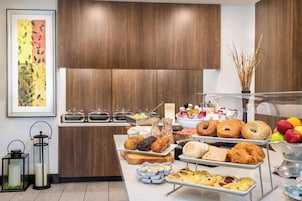 Pequeno-almoço preparado no momento diário mediante uma taxa 