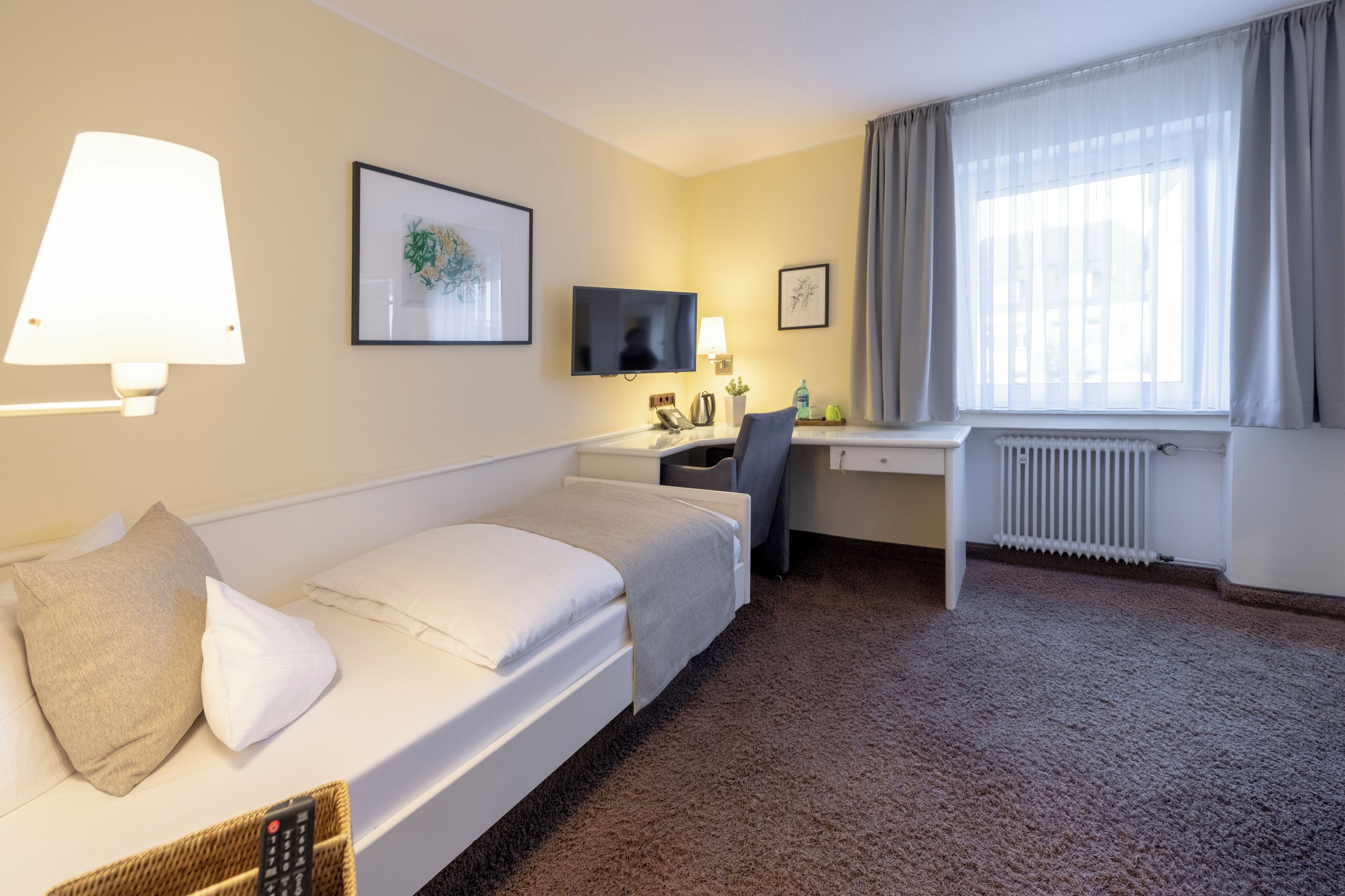 Quarto solteiro clássico, 1 cama de solteiro | Roupas de cama antialérgicas, edredons de pluma, cofres nos quartos