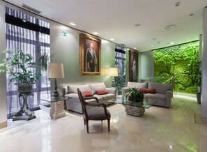 Área de estar no saguão