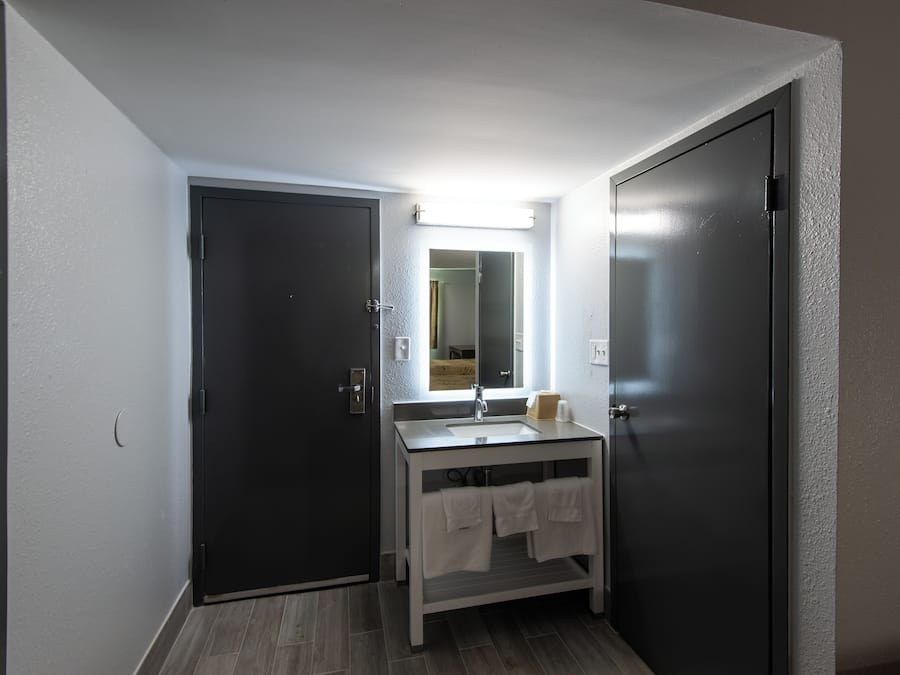 Uma combinação polibã/banheira, toalhas fornecidas, sabão