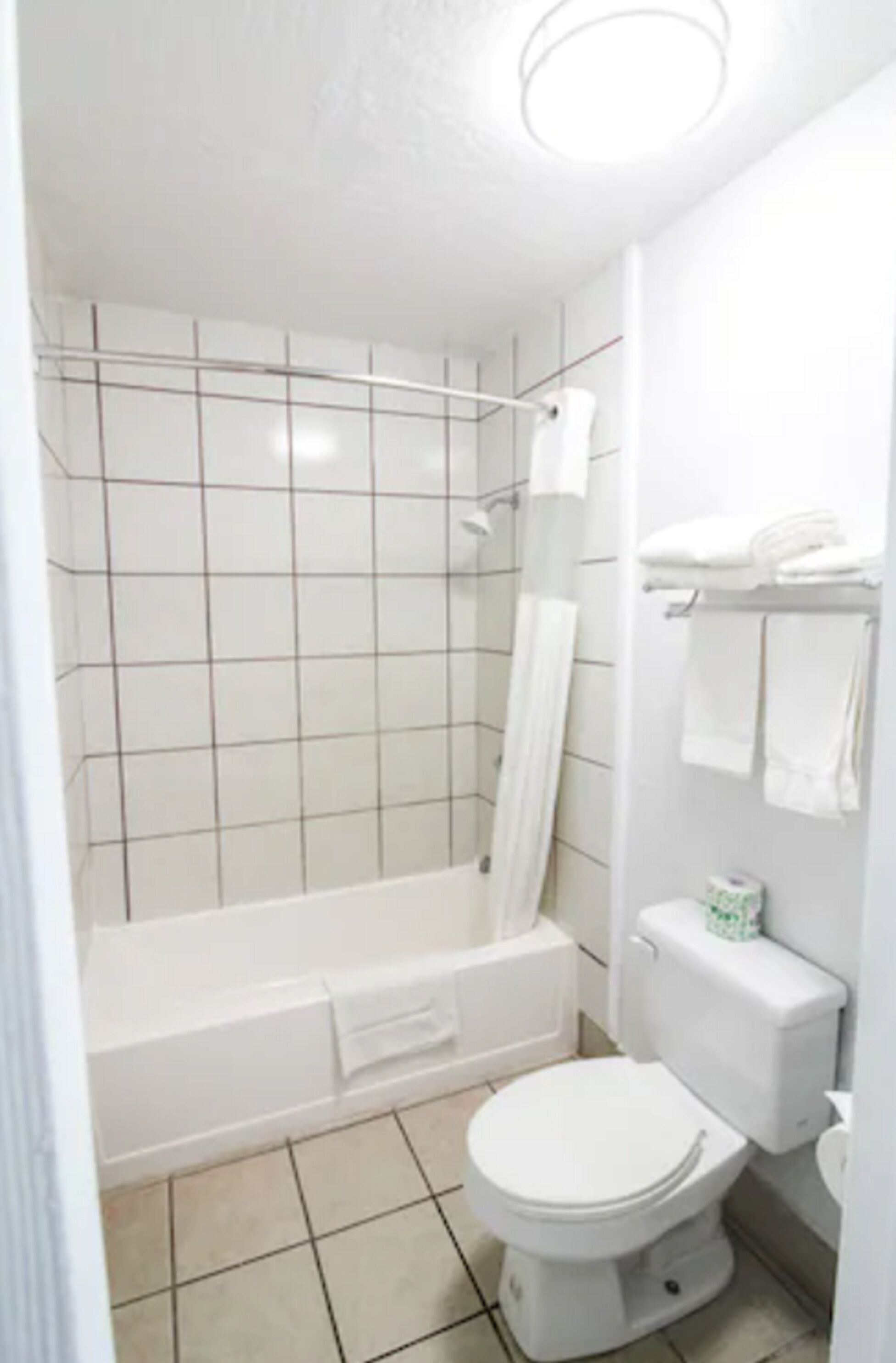 Quarto | Casa de banho | Uma combinação polibã/banheira, artigos de higiene pessoal grátis 