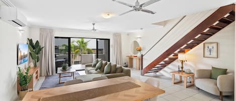 Apartamento, 2 quartos | Sala de estar | TV de ecrã plano