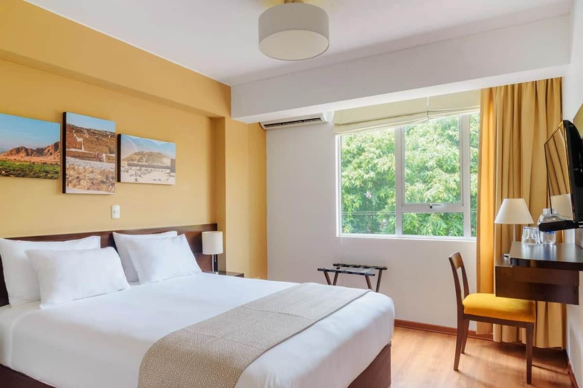 Roupa de alta qualidade, minibar, cofre no quarto, secretária