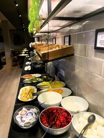 Café da manhã com buffet todos os dias mediante uma taxa
