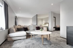 Family Room (6 People) | Área de estar | TV de tela plana
