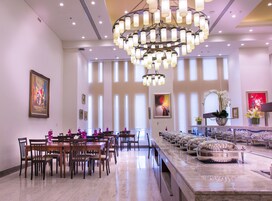 Pequeno-almoço tipo buffet diário (50.00 AED por pessoa) 