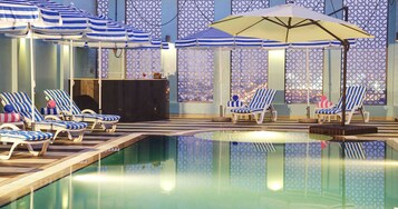 Piscina exterior, espreguiçadeiras 