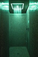 Salas para tratamentos a dois, sauna seca, banheira de hidromassagem