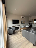Cabana de Madeira Superior, 2 quartos | Sala de estar | Televisor LED, lareira, Netflix, Hulu 