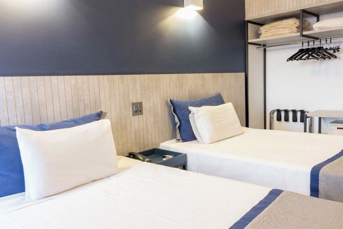 Quarto Júnior, 2 camas individuais | Minibar, cofre no quarto, cortinas/cortinados opacos, Wi-fi grátis 