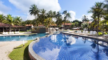 Piscina exterior, guarda-sóis, espreguiçadeiras