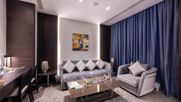 Suíte, 1 cama King, para fumantes (Diplomatic) | 1 quarto, cofres nos quartos, escrivaninha, cortinas blackout