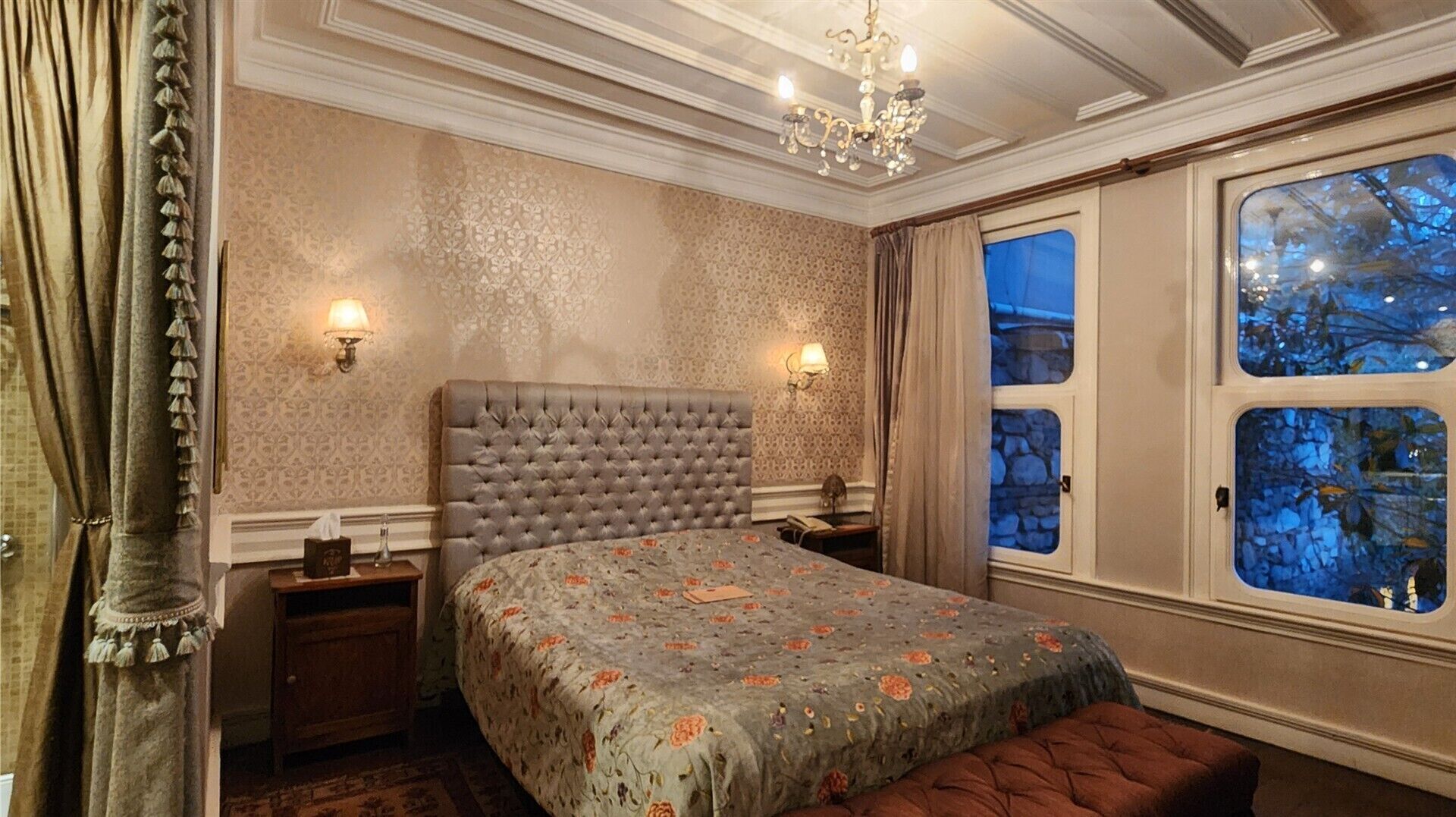 Superior Double Room or Twin Bed | Frigobar, cofres nos quartos, ferros/tábuas de passar roupa