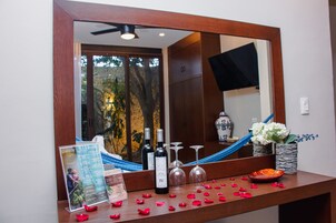 Quarto Superior, 1 cama king-size, banheira, vista para o pátio | Serviço de champanhe