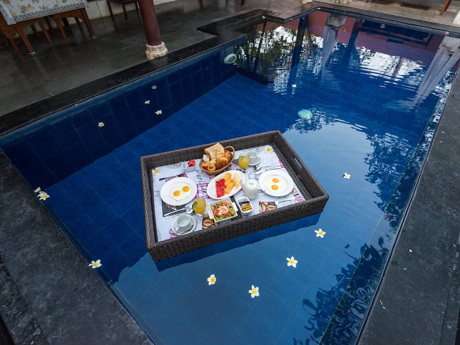 Café da manhã completo todos os dias (IDR 750000 por pessoa)