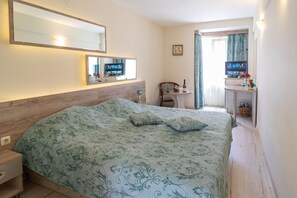 Quarto casal ou duplo urbano | Frigobar, cofres nos quartos, escrivaninha