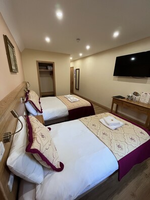 Quarto Triplo Deluxe | Ferro/tábua de engomar, Wi-fi grátis, roupa de cama fornecida 