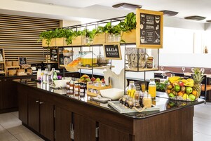 Café da manhã com buffet todos os dias (EUR 11.00 por pessoa) 